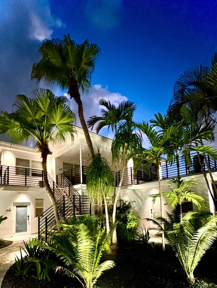 Updated Studio In Boutique Mid-century Building - Fort Lauderdale, FL