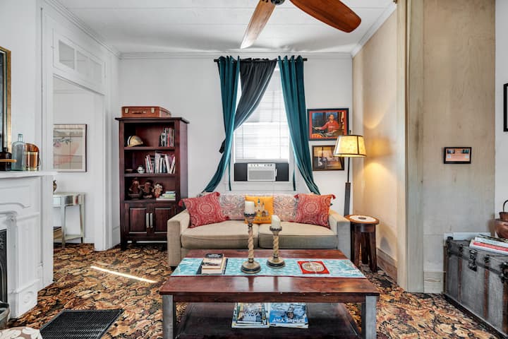 Victorian Cottage W/ Gardens & Bayou-style Porch - Gretna, LA