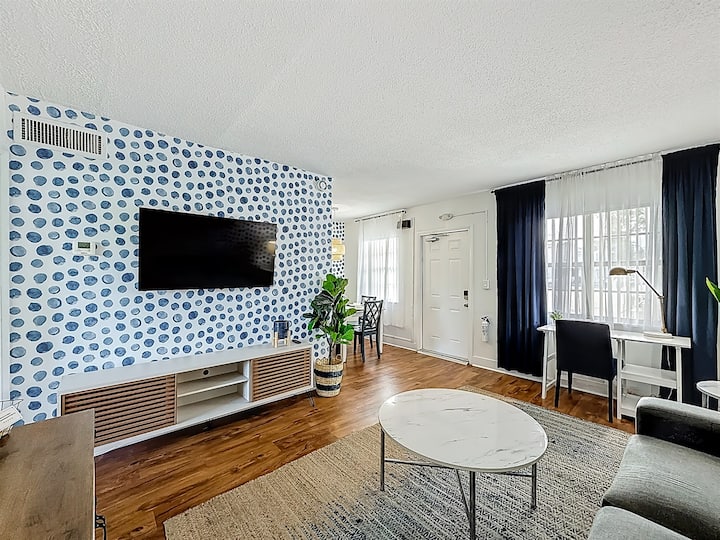 Unique Condo W/ Queen Bed & Canal View - Coconut Creek, FL