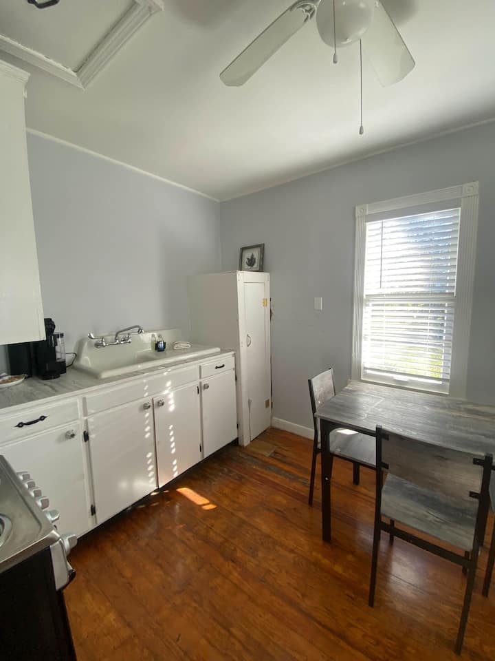 Charming 1br Cottage Near Downtown Lafayette - Lafayette, LA