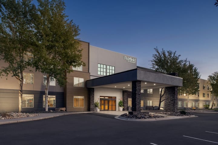 Near Missoula Airport + Free Breakfast & Waterpark - Missoula, MT