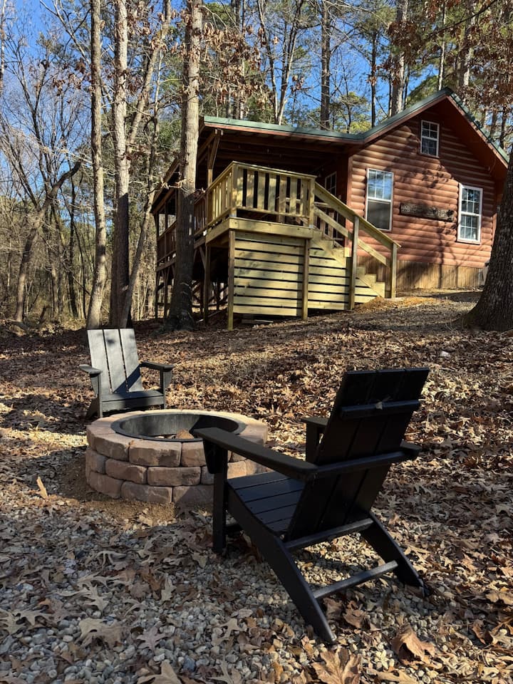 Rocky Comfort – Cozy Couples Cabin With Hot Tub - Broken Bow, OK