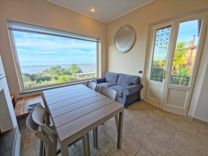 Modern Hilltop Retreat: Sea View Near Forte Dei Ma - Massa