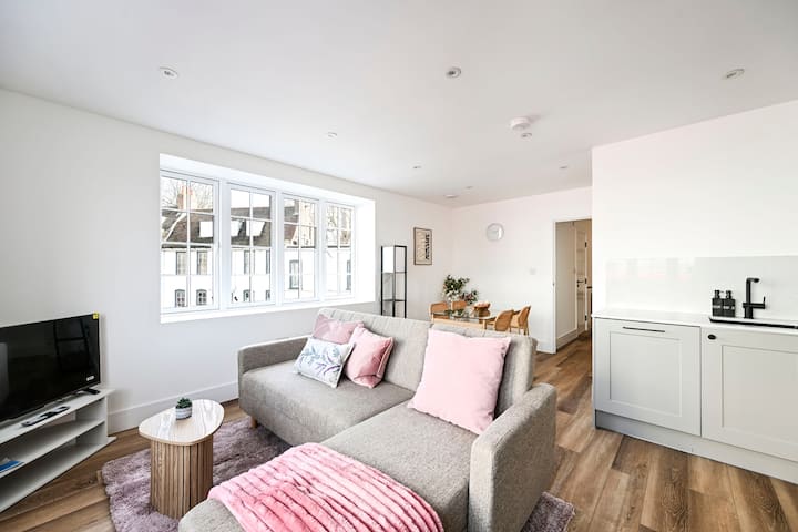 Steps From Hampton Court – Stylish London Retreat - Epsom