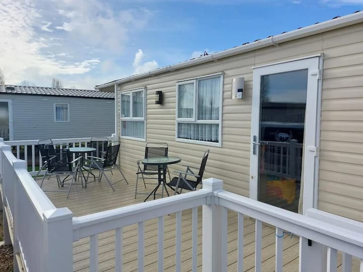 Caravan With Decking At Felixstowe Ref 55012sw - Felixstowe