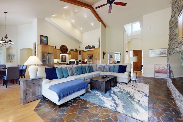 Lavish 4br Golf Course View | Fireplace - Flagstaff, AZ