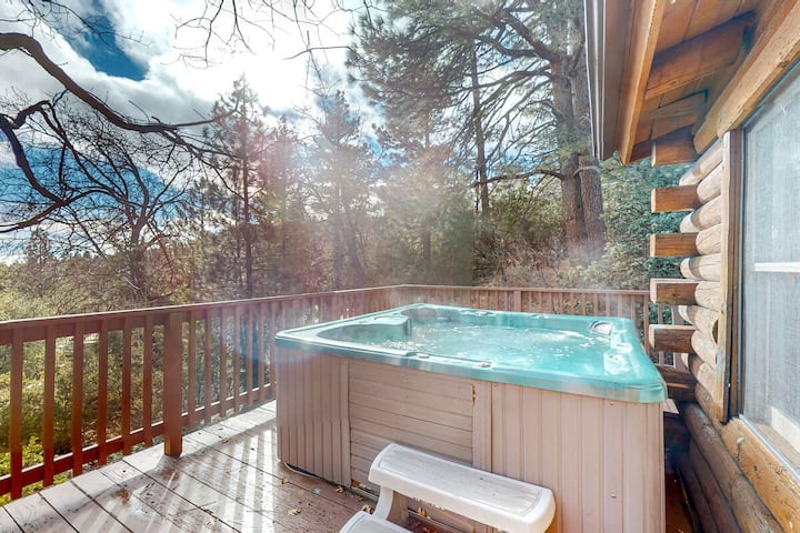 3br Mtn-view Cabin W/hot Tub, Grill, & Wood Stove - Idyllwild-Pine Cove, CA