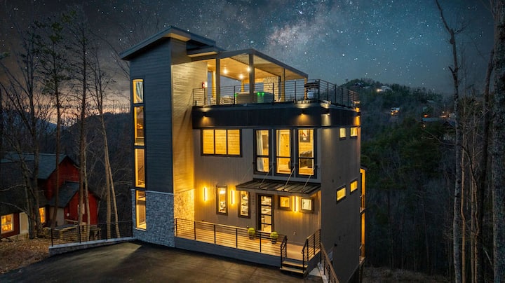 Luxury Smoky Mountain Retreat - Pool, Rooftop View - Pigeon Forge, TN