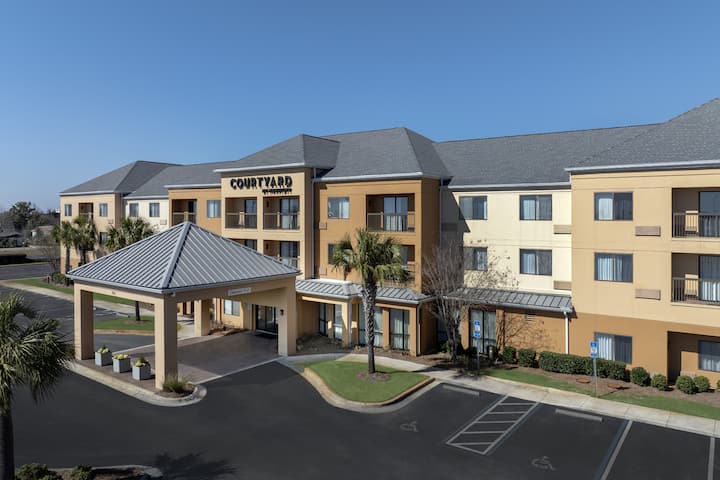 King Bed & Sofa + On Site Dining & Pool - Panama City