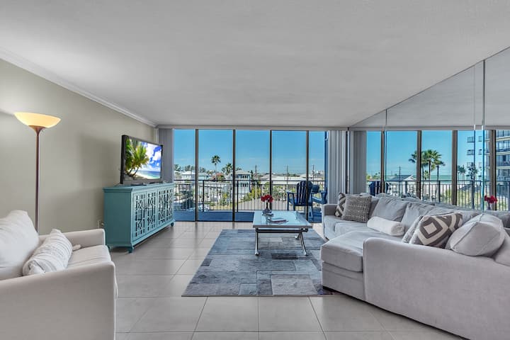 Beachside, Large Pool, Mansions By The Sea 306a - Treasure Island, FL