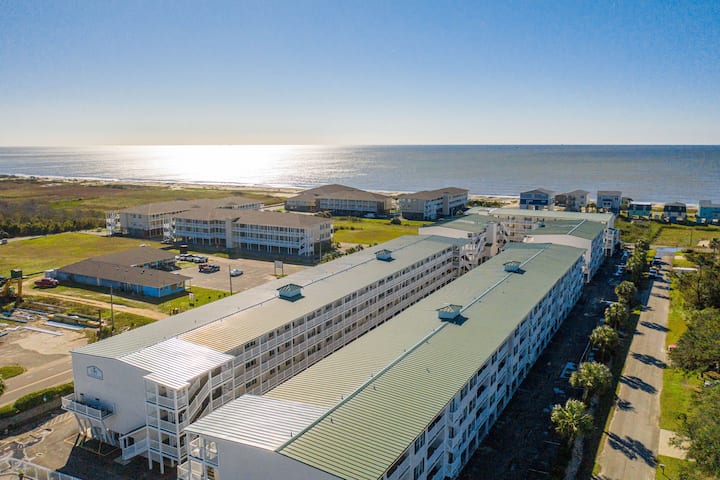 Coastal Condo With Community Pool, Steps To Beach! - Oak Island, NC