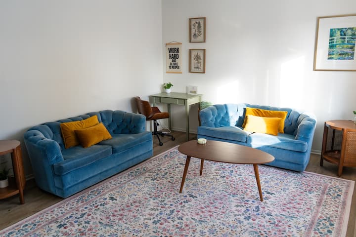 Grandmillennial Retreat Private Duplex Petfriendly - Three Rivers Festival