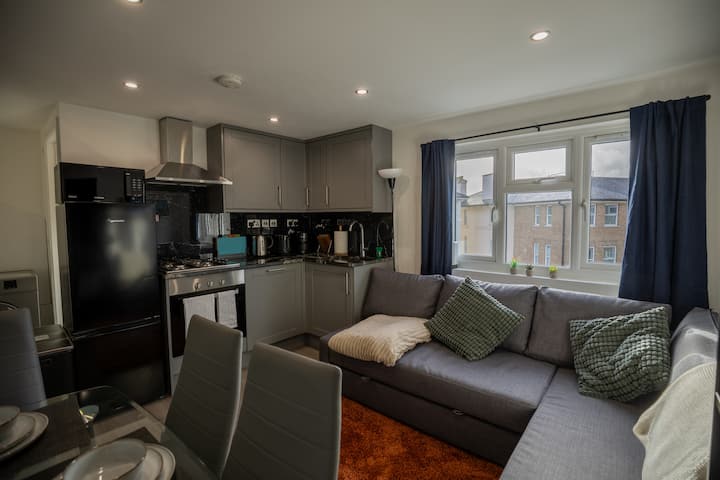 Moderne-vue Sur Rue-appartement-with-salle De Bain - Tonbridge