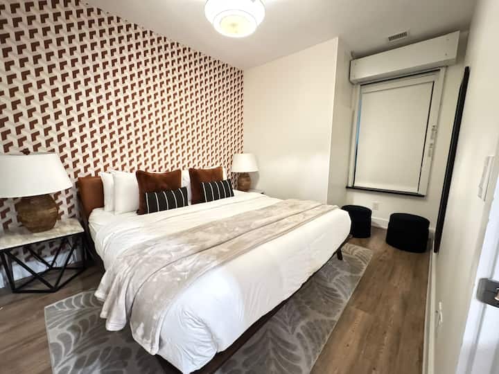 Modern City Living | King Bed & Movie-night! - Toronto
