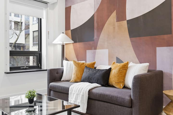 Modern City Living | King Bed & Movie-night! - Toronto