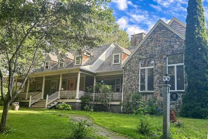 5br Spacious Coastal Retreat W/ Hot Tub & Yard - Kennebunk, ME