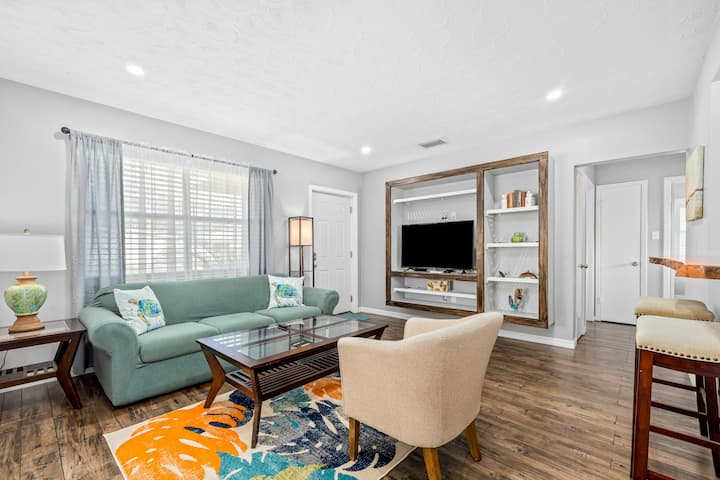Updated 2br Dog Friendly | Deck | Firepit | W/d - Bradenton, FL