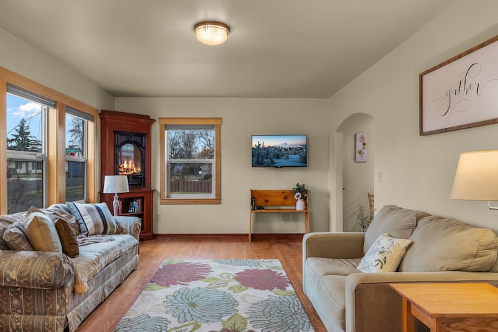 Chic Midtown Bungalow | Steps To Dry Canyon & - Redmond, OR