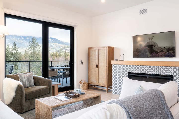 Powder And Par Penthouse- New Condo! - Revelstoke