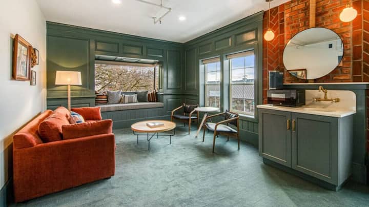 King Room W/ Shared Bathroom In Downtown Poulsbo - Poulsbo, WA