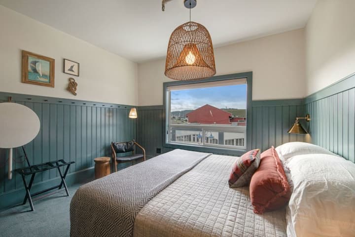 Queen Room W/ Shared Bathroom In Downtown Poulsbo - Poulsbo, WA