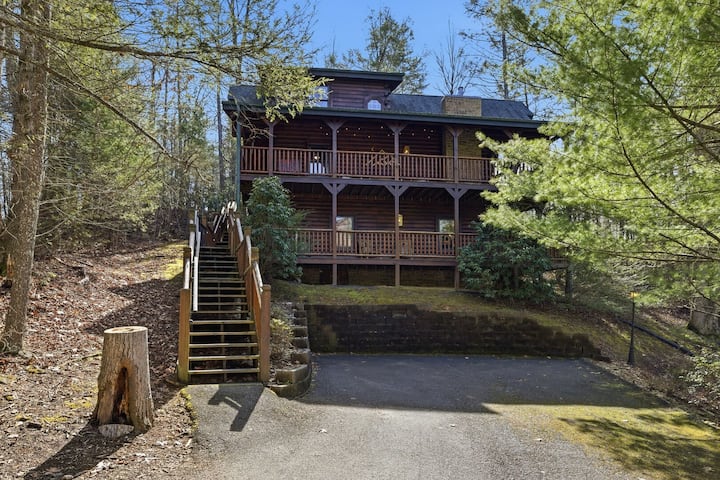 Pine & Dandy | Arts & Crafts District Cabin - Gatlinburg, TN