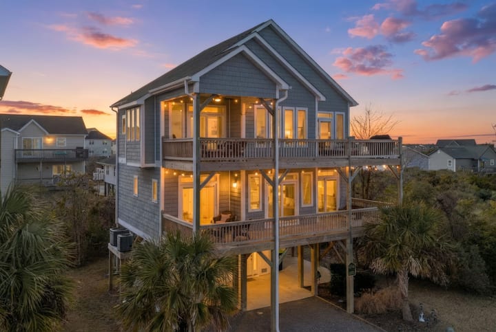 Salty Breeze: Elevator, Beach Access & Bikes - Surf City, NC