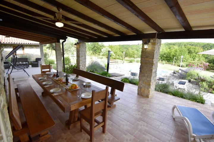 K-25043 Maison De Trois Chambres Avec La Terrasse - Motovun