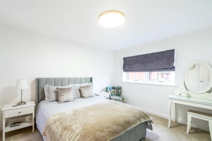 3-bed Home Chichester | Parking, Ensuite & Garden - Chichester