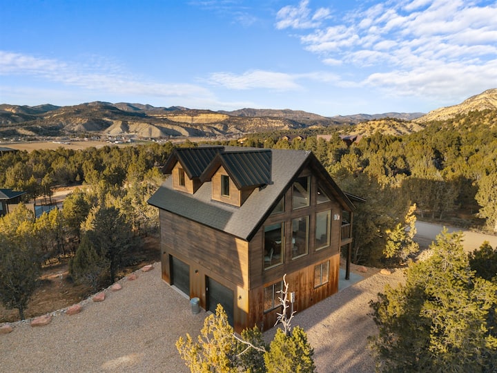Lone Star | Hot Tub Retreat With Views Near Zion - Orderville, UT