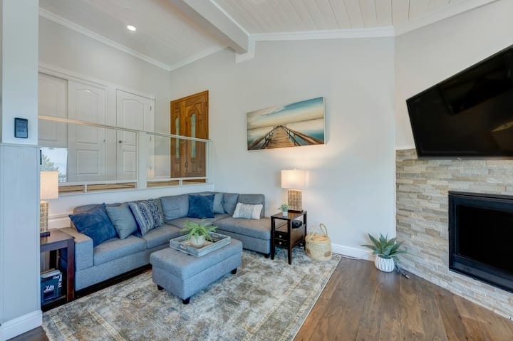Stylish 3br Lakeview | Fireplace | Balcony - Incline Village