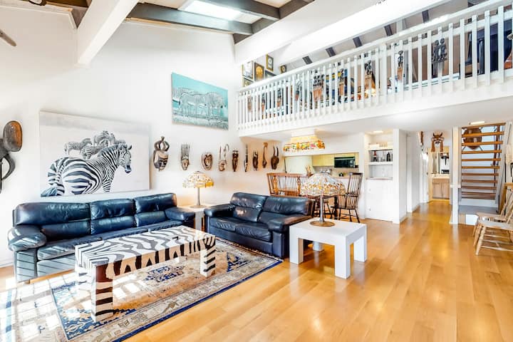 Unique 3br | Balcony | Pool | Washer/dryer - Incline Village, NV