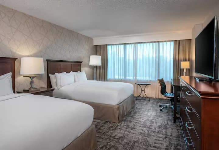 Peace Center Nearby + Gym. Bar & Restaurant - Greenville, SC