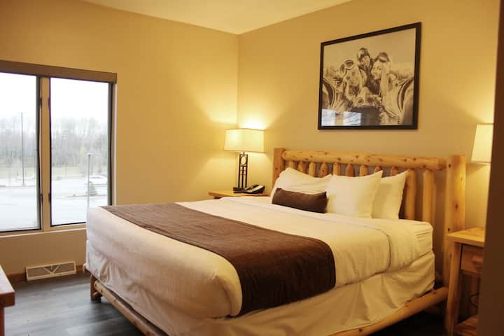 Upper Cedar Haus Retreat W/ Fireplace & Balcony - Iron Mountain, MI