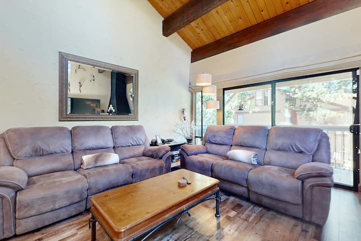 Luxe 4br | Balcony | Pool | Sauna | Tennis - Kings Beach, CA