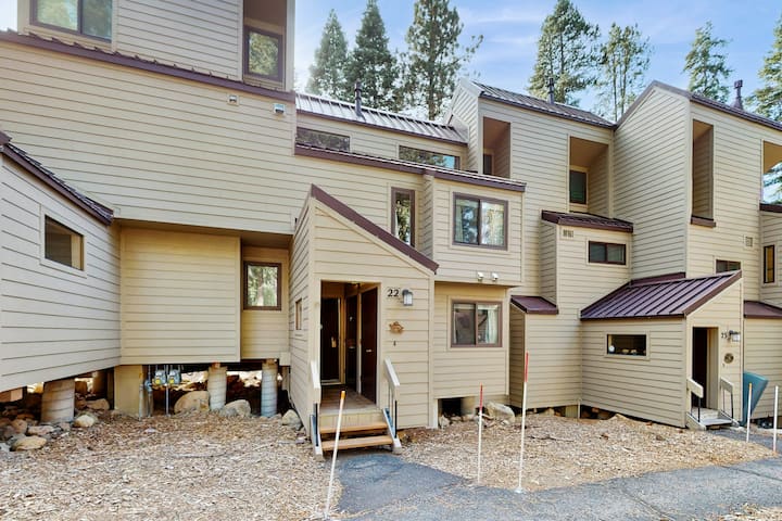 Cute 2br 2nd-floor | Balcony | Pool - Carnelian Bay, CA