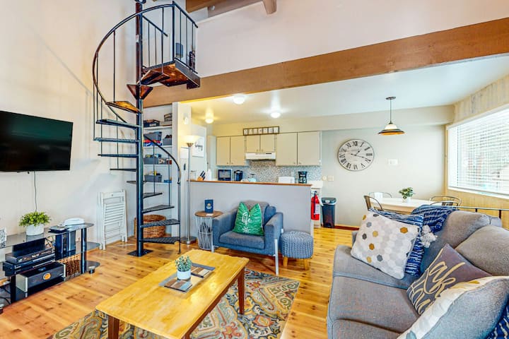 Cozy 1br | Balcony | Pool | Wood Stove | W/d - Kings Beach, CA