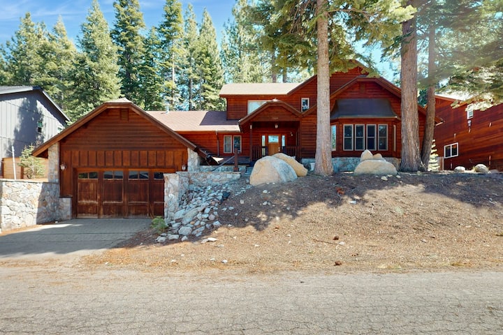 Grand 4br | Fireplace | Deck | Garage Parking - South Lake Tahoe, CA