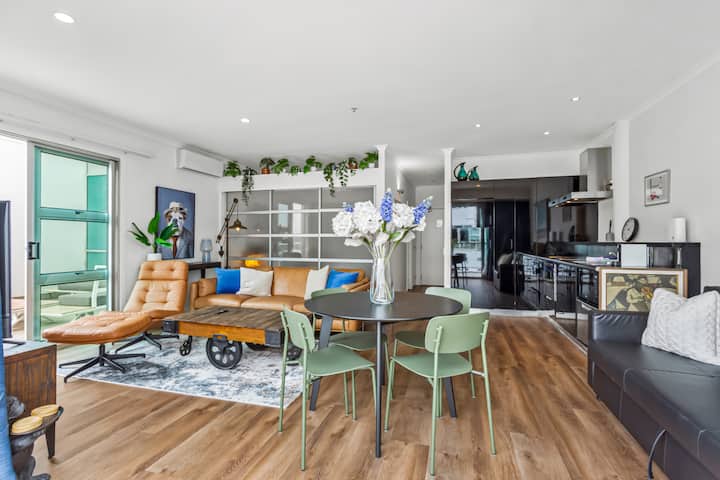 Sleek 1 Bedroom Wharf-side Urban Retreat - Auckland