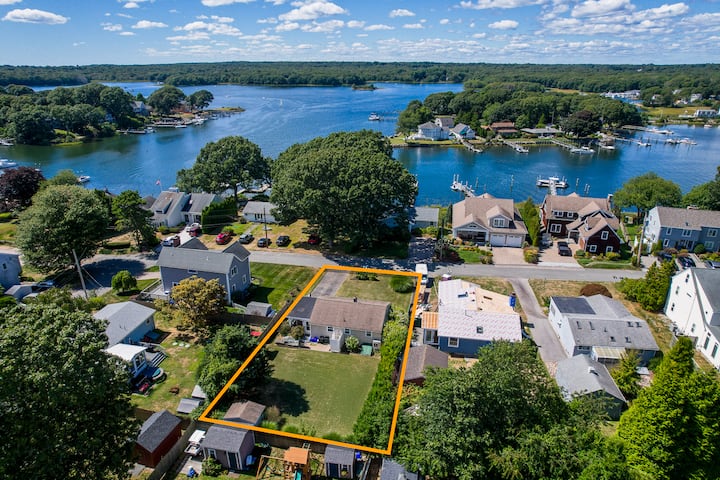 Charming Harbour Island Cottage With Water Views - Narragansett, RI