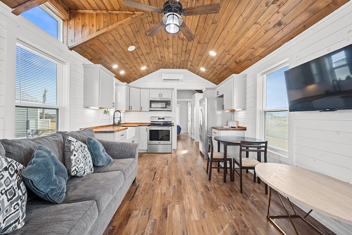 Cozy Tiny Home With Private Pergola - Rockport, TX