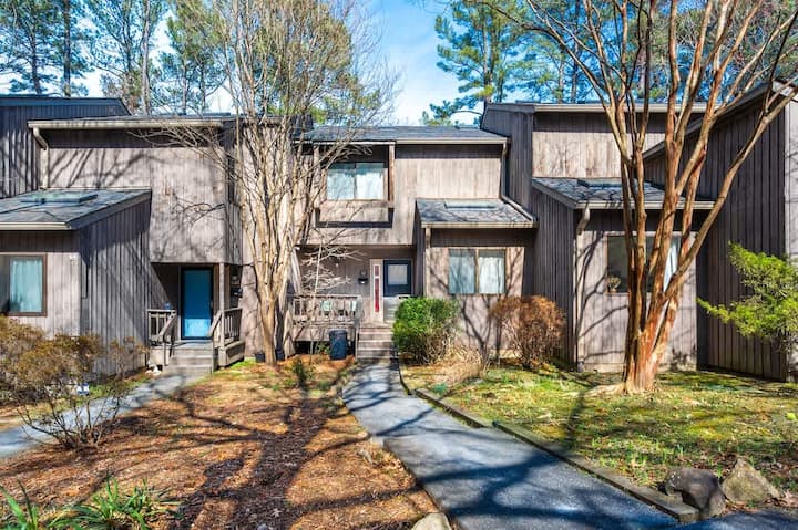 Vibrant 3-br Home | Indoor Fireplace | Downtown | - Chapel Hill, NC