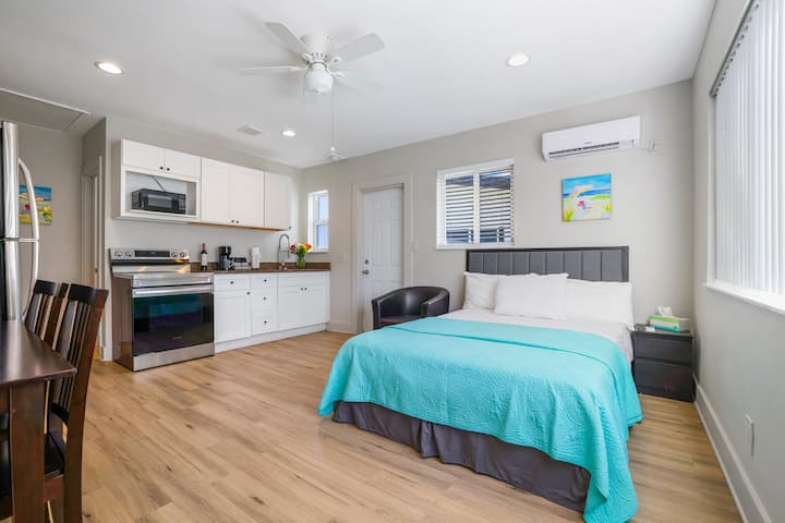 2min Walk To Beach!trendy Studio|king|kitchen|pool - Pompano Beach, FL