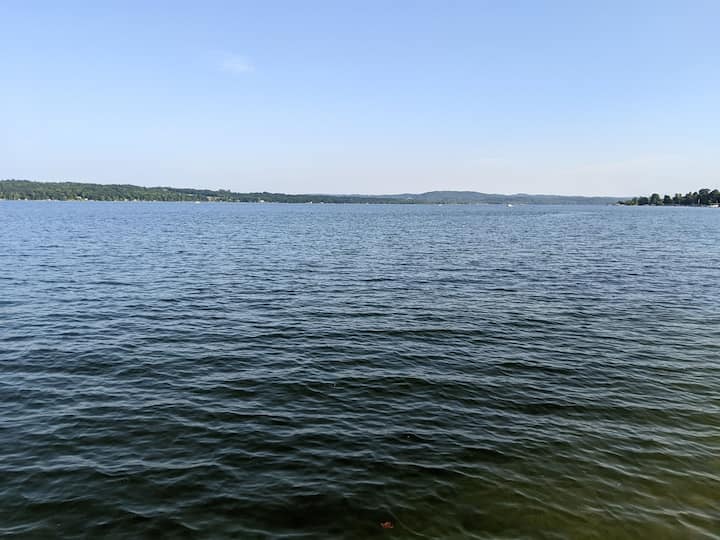 Leelanau Lakeshore Lodge 400’ Private Shoreline - Shady Lane Cellars, Suttons Bay