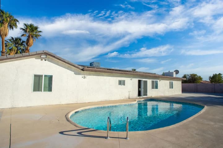 Upscale 6br Escape • Poolside Fun & Games - Las Vegas, NV
