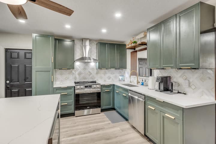 Canal Side Cocoa Beach 3br 3ba Retreat - Cocoa Beach, FL