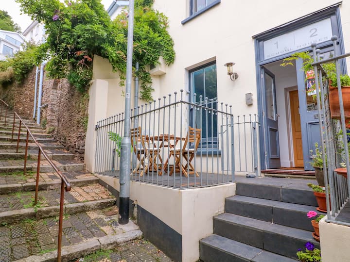 2 The Old School House - Dartmouth