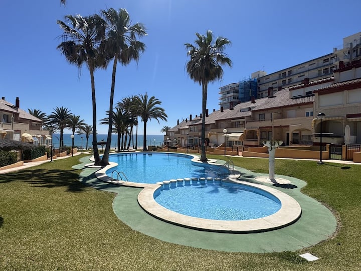 4br Beachfront Bungalow · Pool & Terrace - Alicante
