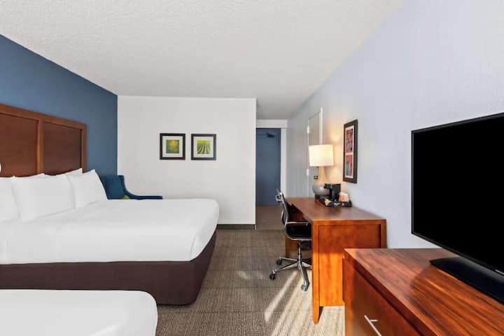 Central Omaha Comfort – Pool & Breakfast Included - Omaha, NE