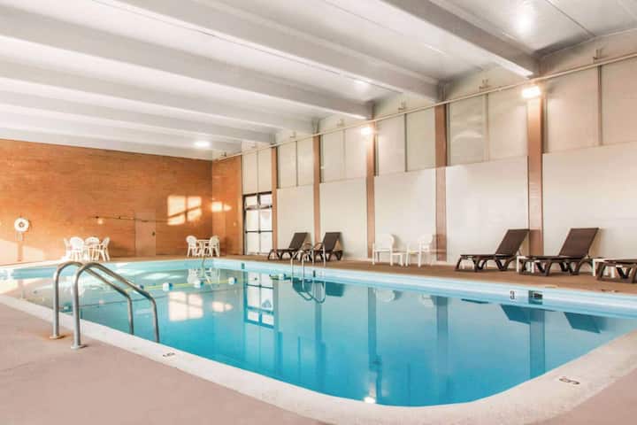 Family-friendly Tranquil Stay Near Zoo With Pool - Omaha, NE